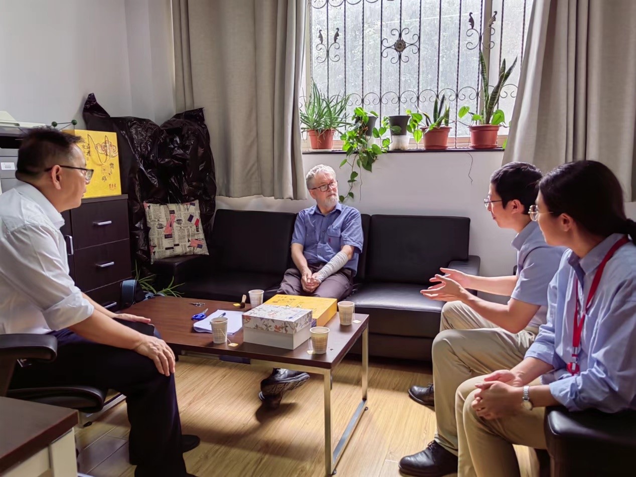 金秋送暖——理学院党政班子成员慰问外籍专家Jeffrey Reimers教授-上海大学理学院